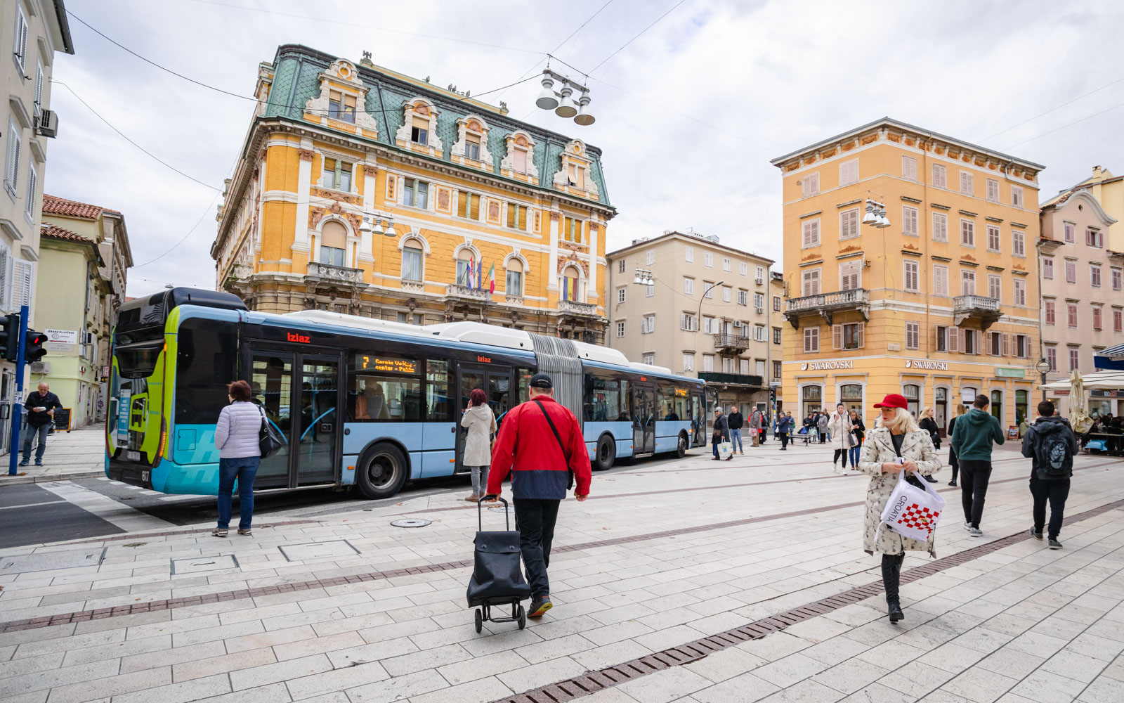Zašto će se zbog eura čekati na benzinskoj i za koga su paketići eura poklon pod bor? | Riportal