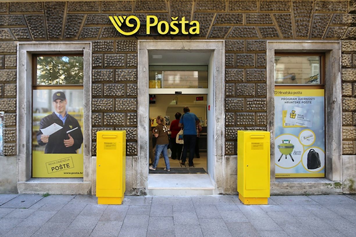 Kune ćete moći mijenjati u eure i u poslovnicama pošte. Ima nekoliko ...