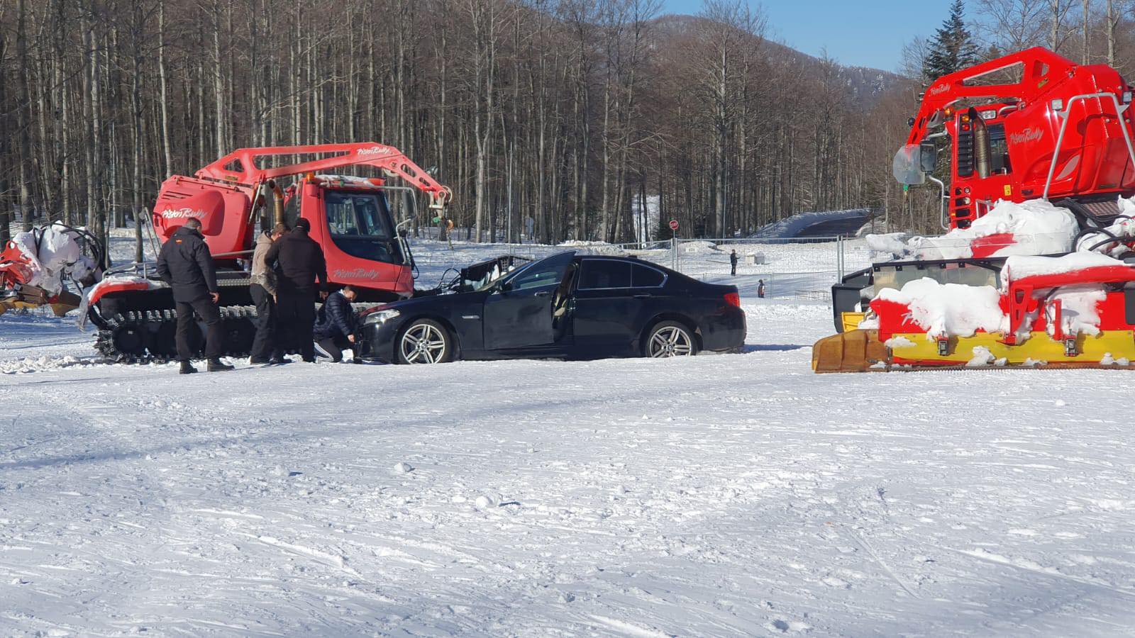 Ratrak GSC-a izvukao BMW iz snijega na Platku, izgrednicima je to fino ...
