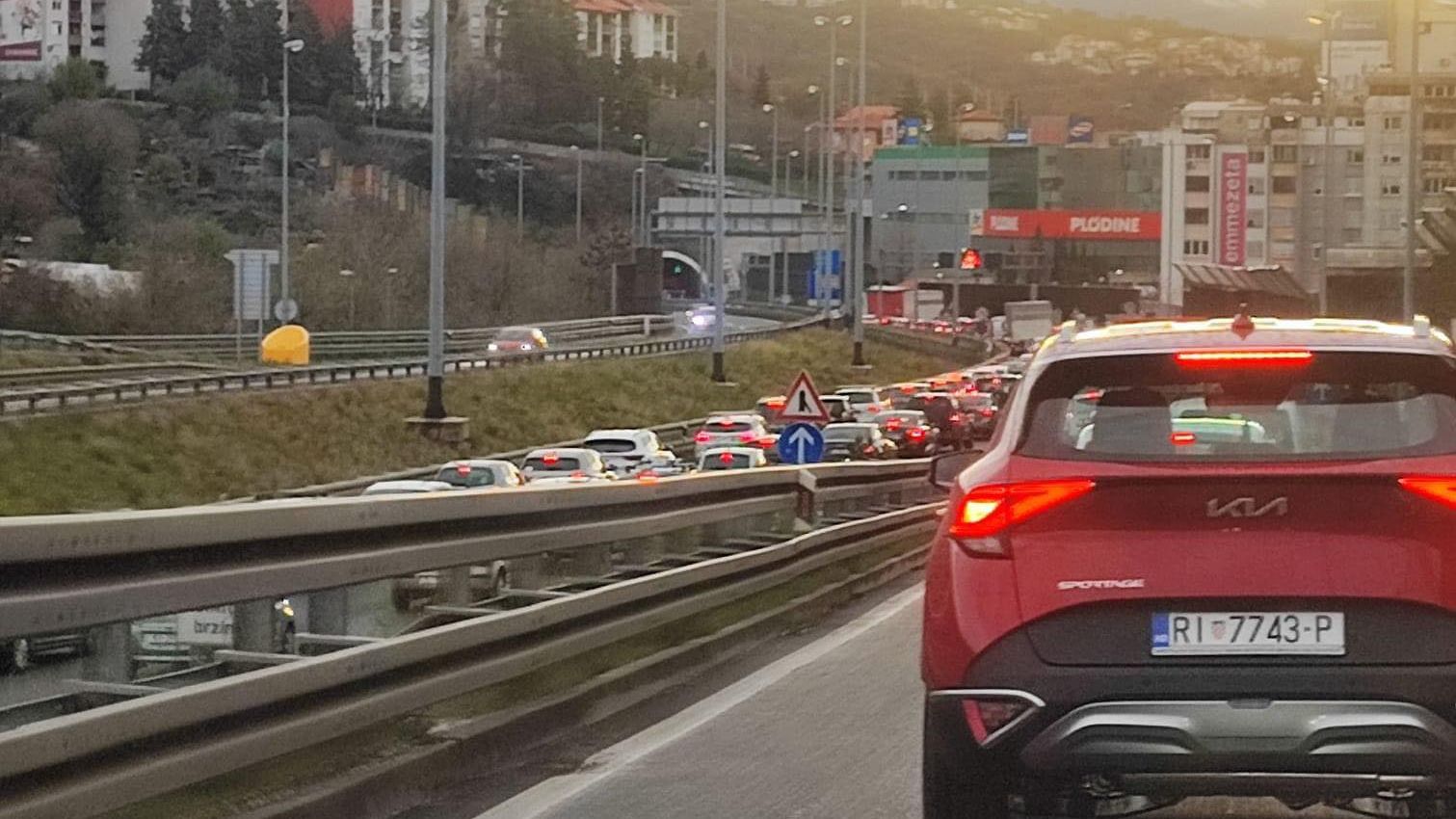 Prometna nesreća u tunelu Škurinje II u smjeru Krka, stvorila se kilometarska kolona vozila ...