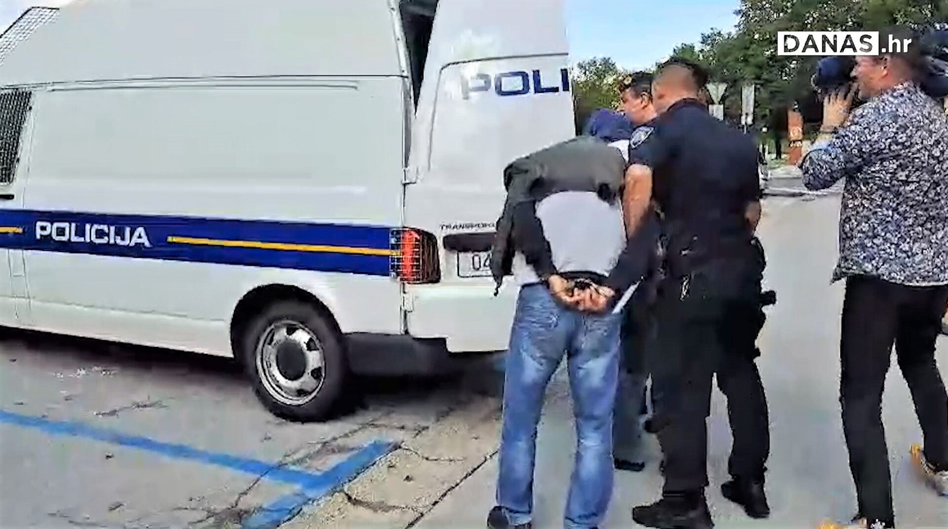 Pogledajte snimku: Jakne preko glave i lisice na rukama. Policajci ...