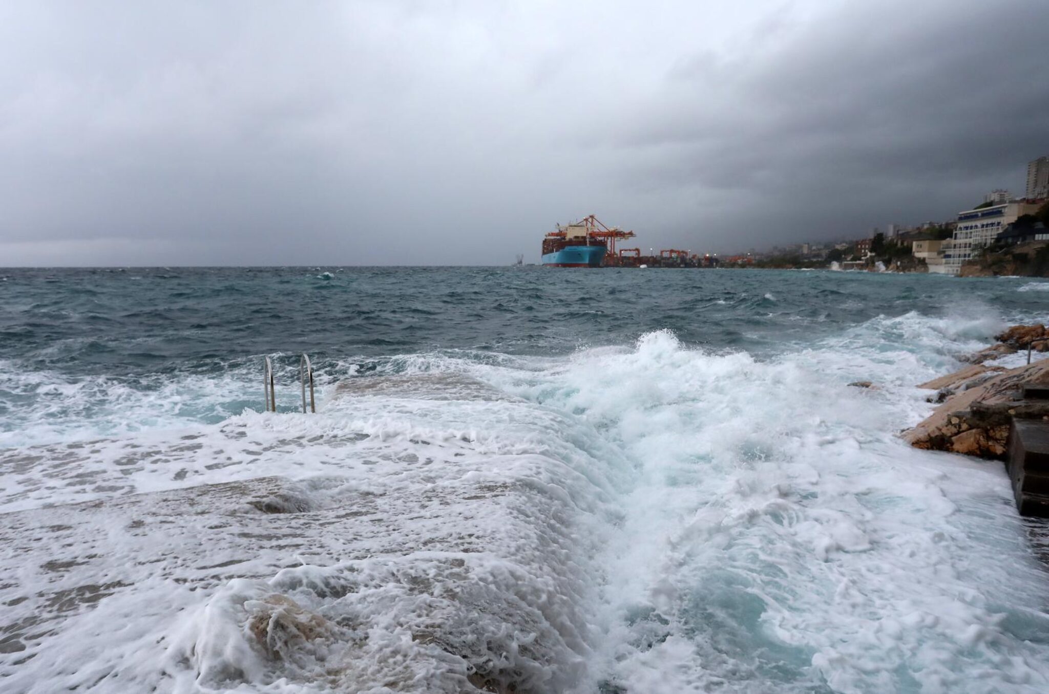 Kiša 'kao iz kabla', jugo, veliki valovi na moru... Rijeka je danas u ...