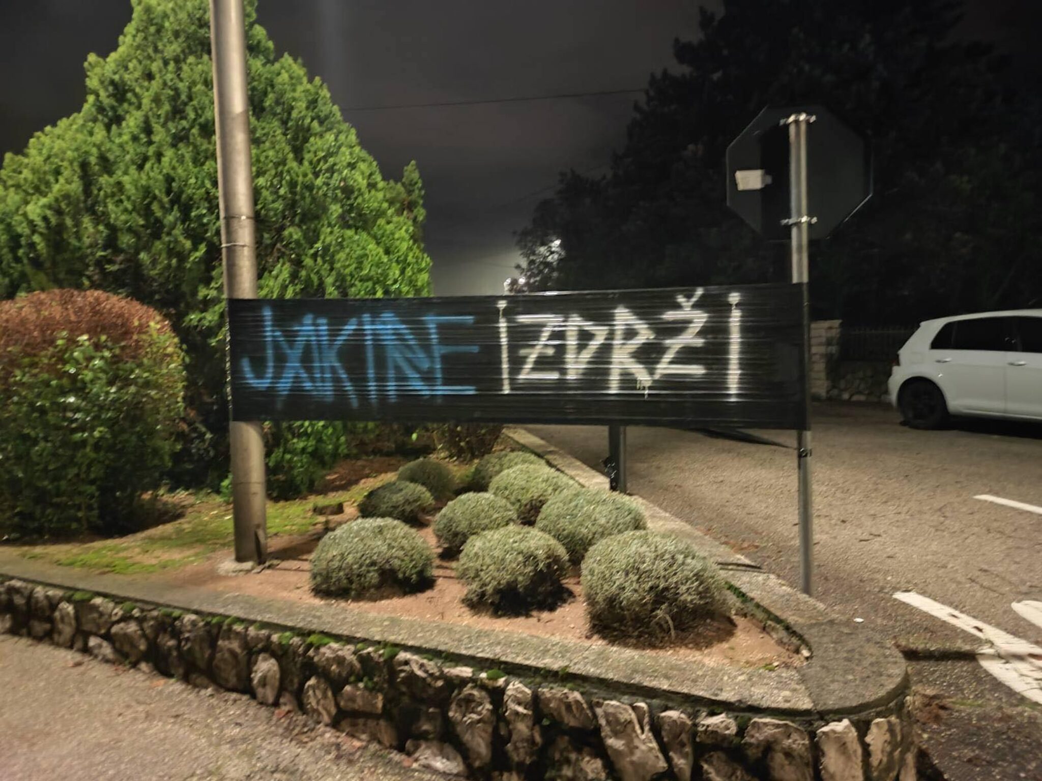 'HOĆEMO POBJEDU' Armada Grobnik izvjesila transparente podrške bijelima ...