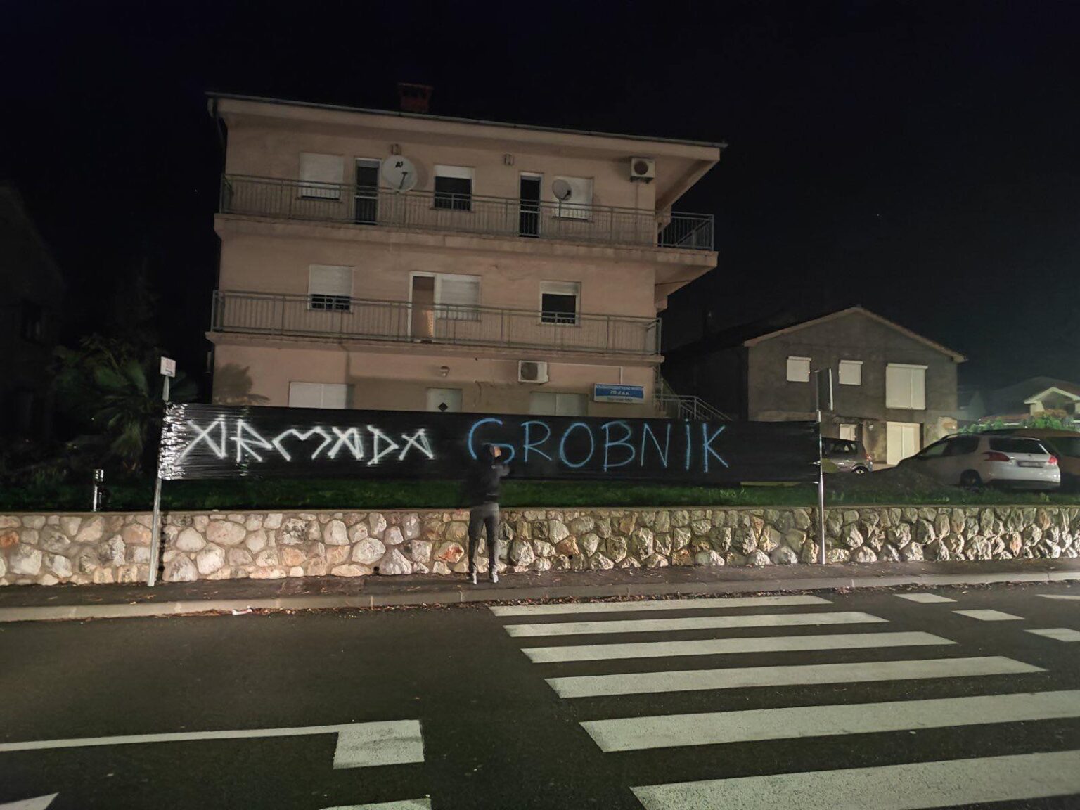 'HOĆEMO POBJEDU' Armada Grobnik izvjesila transparente podrške bijelima ...