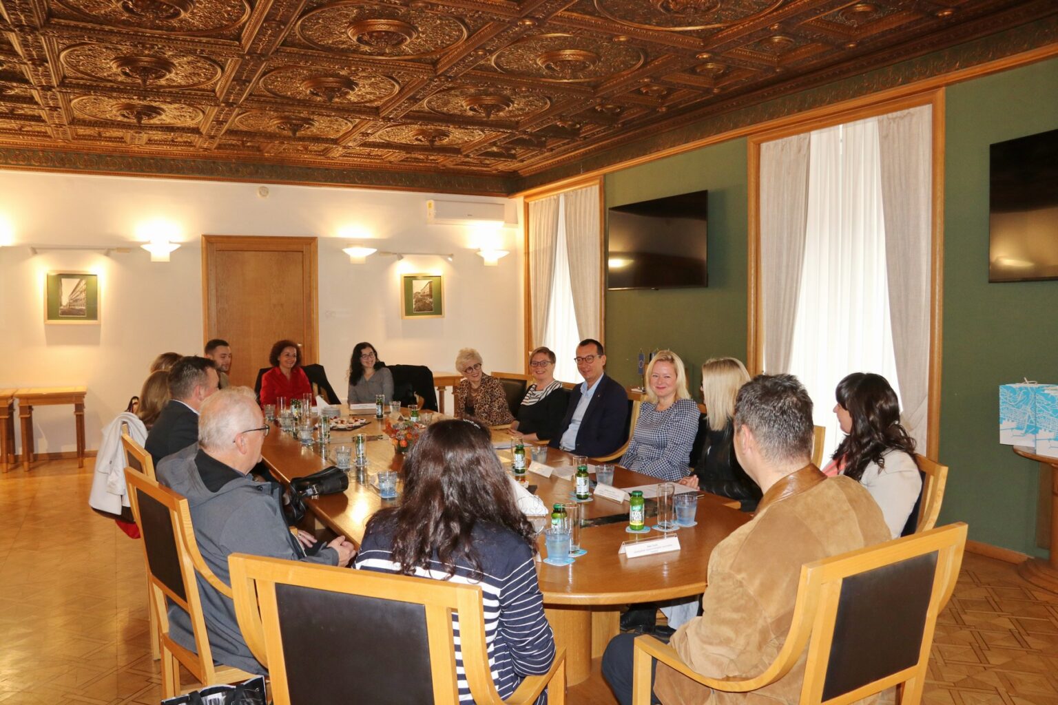 Ovo su novoizabrani predstavnici Vijeća nacionalnih manjina Grada Rijeke. Danas se sastali s ...