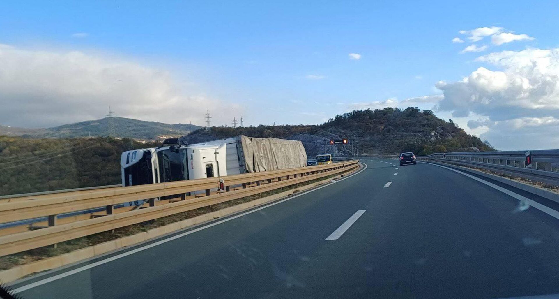 Bura prevrnula tegljač na autocesti A7 između čvora Hreljin i čvora Sv ...