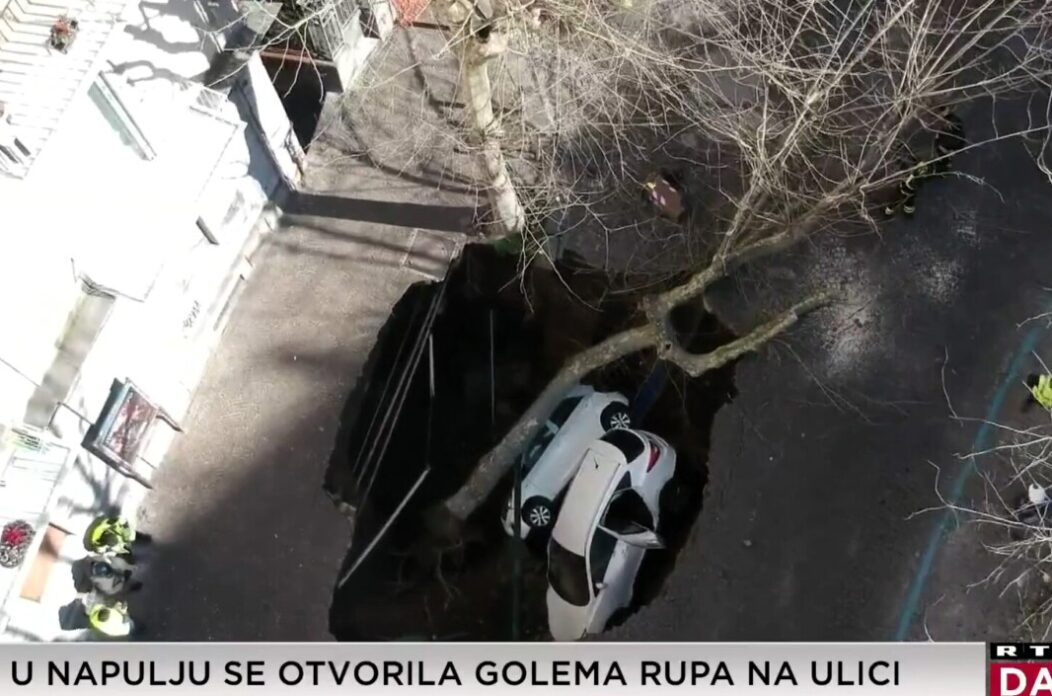 Pogledajte video: Golema rupa u Napulju progutala uličnu rasvjetu, stablo i dva auta. U jednom ...