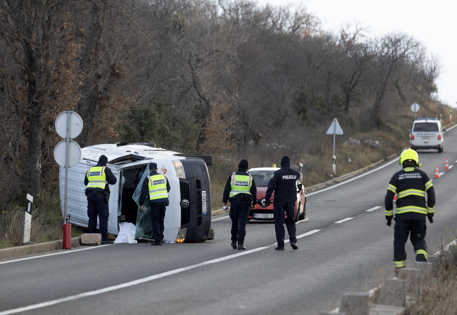 Ovo je mjesto nesreće u kojoj su poginule dvije osobe. Sudaru kod N. Vinodolskog kumovala i ...