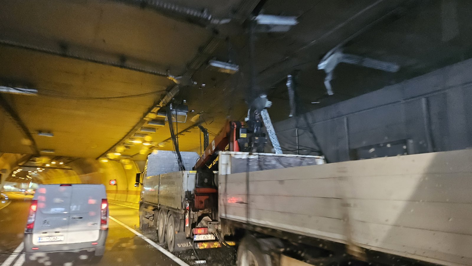 Vozač kamiona delničkih tablica skupo će platiti neoprez u tunelu Pećine: Uništio 60 metara ...