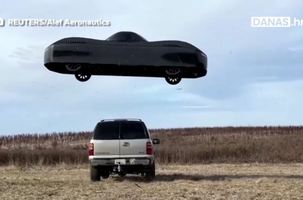 Oči vas ne varaju, ovaj auto stvarno leti: Pogledajte povijesnu snimku ...