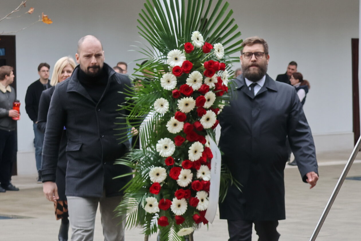 Dan sjećanja u Rijeci; Položeni vijenci za žrtve Domovinskog rata ...
