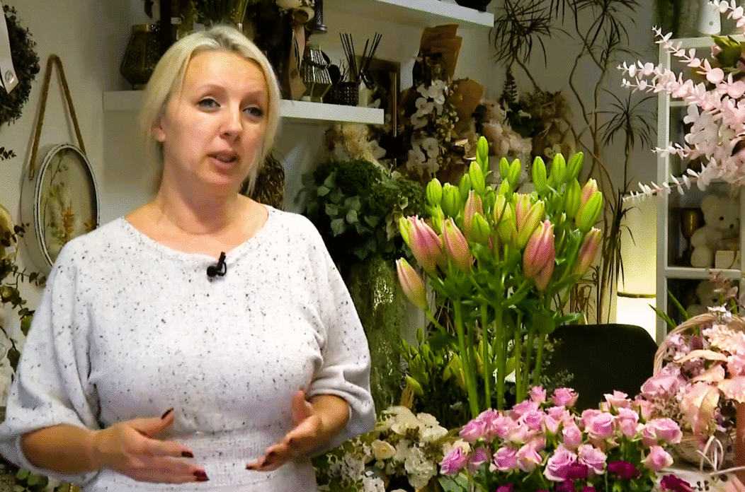 Plemenita gesta cvjećarke: Za Svi svete poklanjala cvjetne aranžmane | Riportal