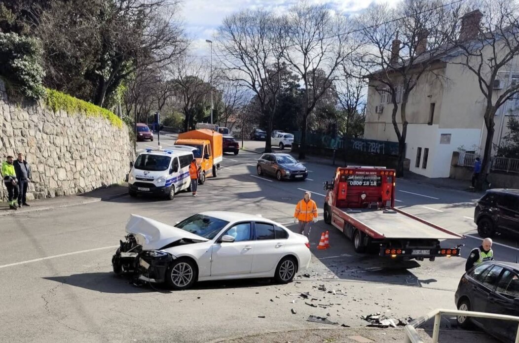 KANTRIDA Nesreća na križanju Liburnijske i Pionirske, vozaču pozlilo ...